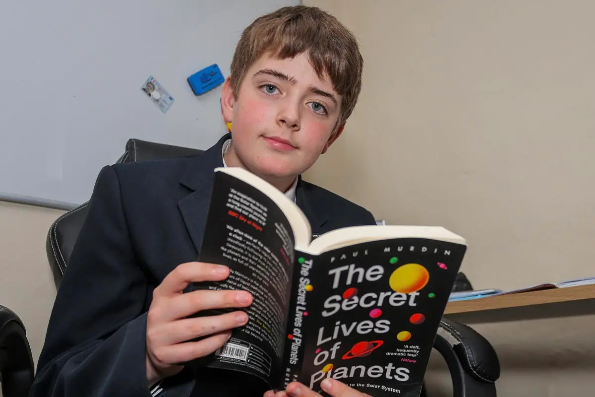 12-летний мальчик со 162 баллами теста на IQ сделал себе компьютер - Epoch Times Russia